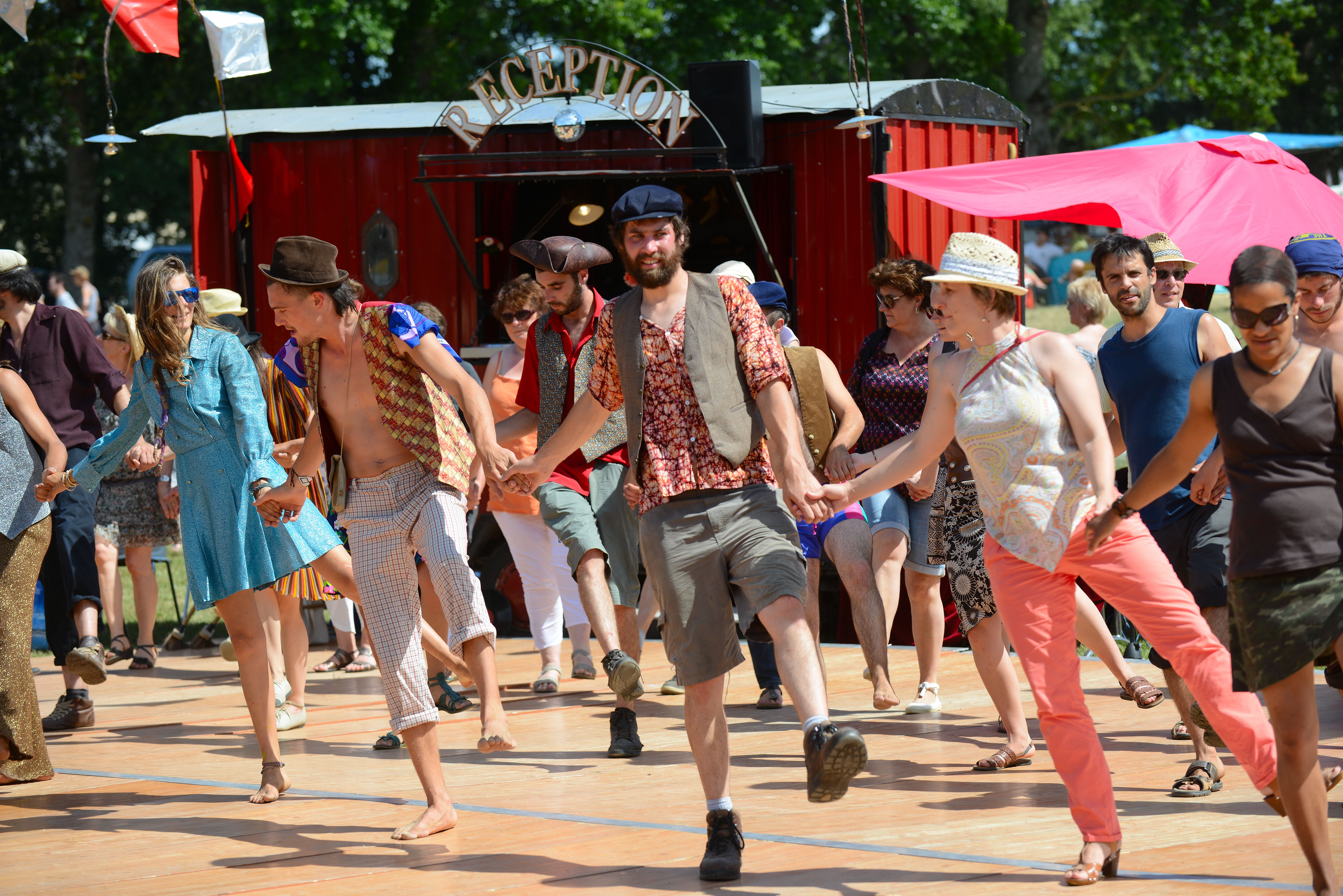 bjbn-2015-fh26_1 | Bazar le jour, Biz'art la nuit