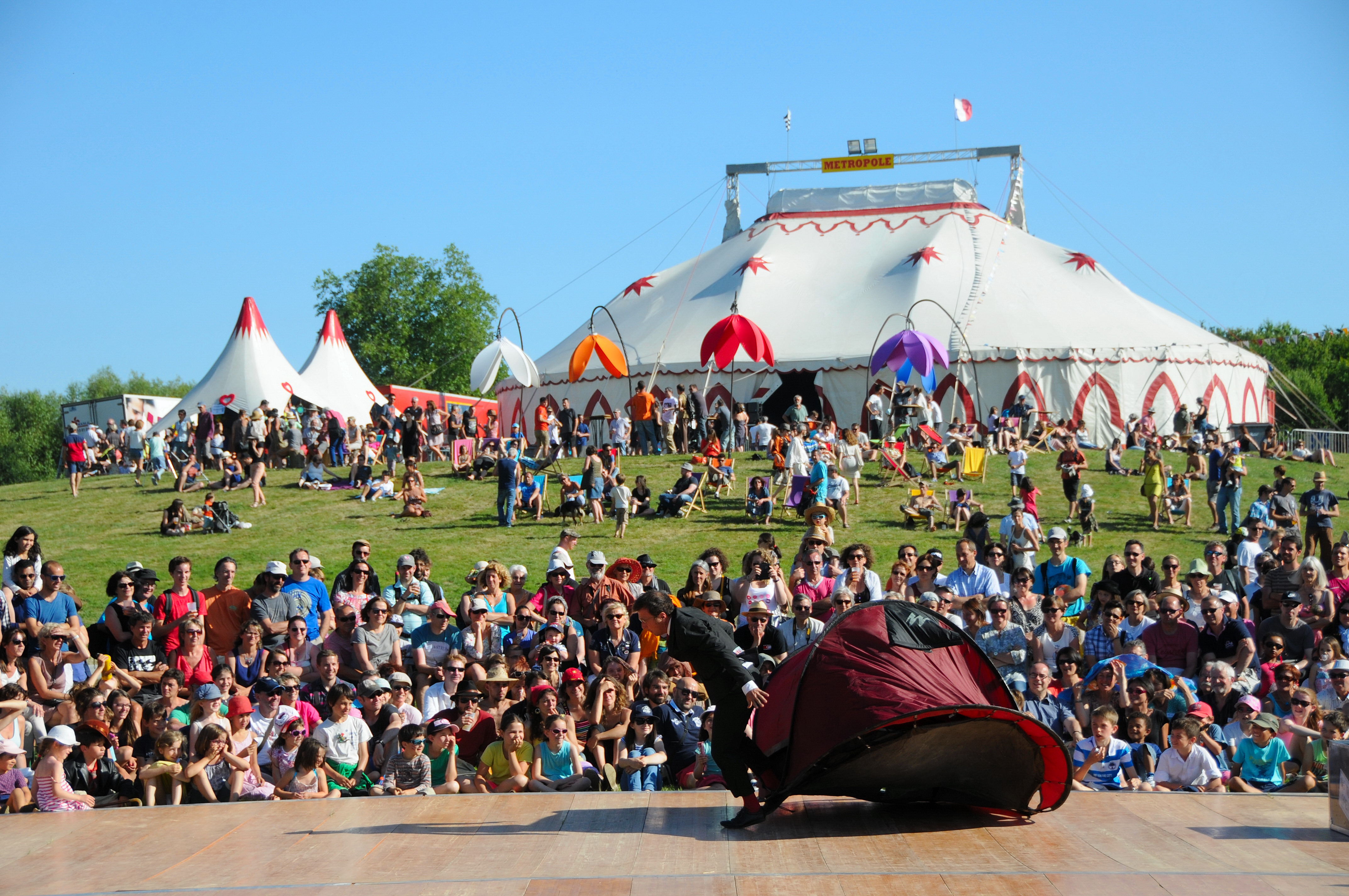 bjbn-2015-fh80 | Bazar le jour, Biz'art la nuit